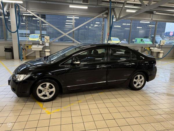 Melns Honda Civic 2008 Viļņa, ar dzinēja tilpumu 1.30 L un nobraukumu 250 tūkst. km par 2350 €, foto 7 vietnē AUTOMOTO.COM.LV