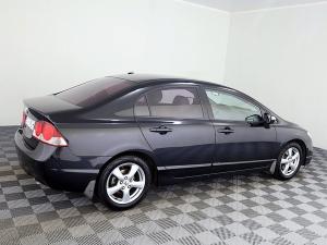 Black Honda Civic 2008 in Tallinn, with an engine capacity of 1.80 L and mileage of 212 thousand km for 2499 €, photo 4 on AUTOMOTO.COM.LV