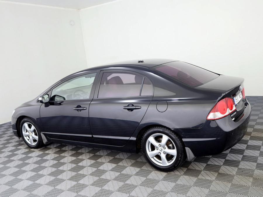 Black Honda Civic 2008 in Tallinn, with an engine capacity of 1.80 L and mileage of 212 thousand km for 2499 €, photo 5 on AUTOMOTO.COM.LV