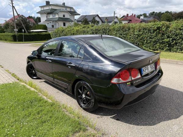Black Honda Civic 2008 in Vilnius, with an engine capacity of 1.30 L and mileage of 220 thousand km for 1850 €, photo 5 on AUTOMOTO.COM.LV