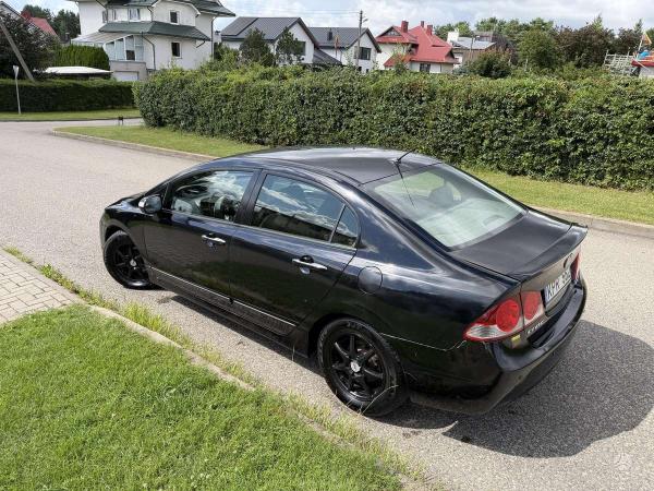 Black Honda Civic 2008 in Vilnius, with an engine capacity of 1.30 L and mileage of 220 thousand km for 1850 €, photo 6 on AUTOMOTO.COM.LV