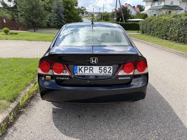 Black Honda Civic 2008 in Vilnius, with an engine capacity of 1.30 L and mileage of 220 thousand km for 1850 €, photo 7 on AUTOMOTO.COM.LV