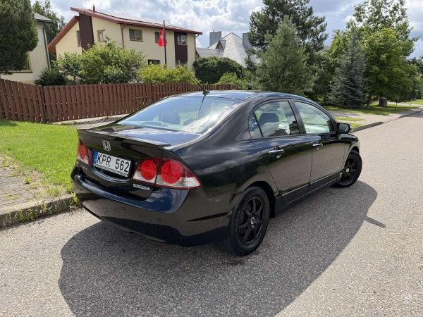 Black Honda Civic 2008 in Vilnius, with an engine capacity of 1.30 L and mileage of 220 thousand km for 1850 €, photo 8 on AUTOMOTO.COM.LV