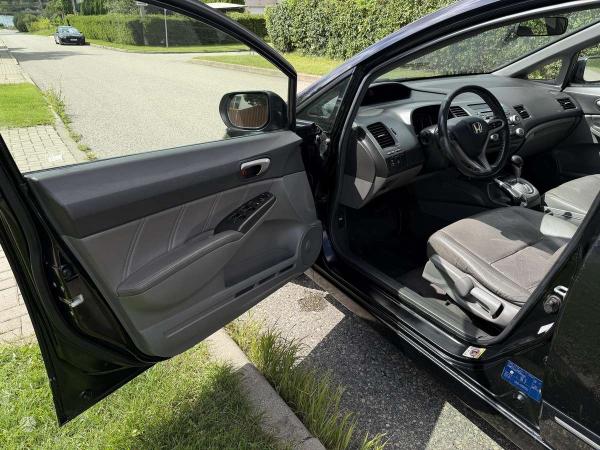 Black Honda Civic 2008 in Vilnius, with an engine capacity of 1.30 L and mileage of 220 thousand km for 1850 €, photo 10 on AUTOMOTO.COM.LV
