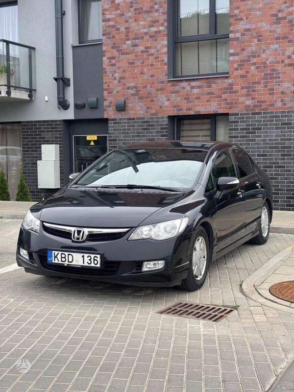 Black Honda Civic 2008 in Vilnius, with an engine capacity of 1.34 L and mileage of 252 thousand km for 1800 €, photo 1 on AUTOMOTO.COM.LV