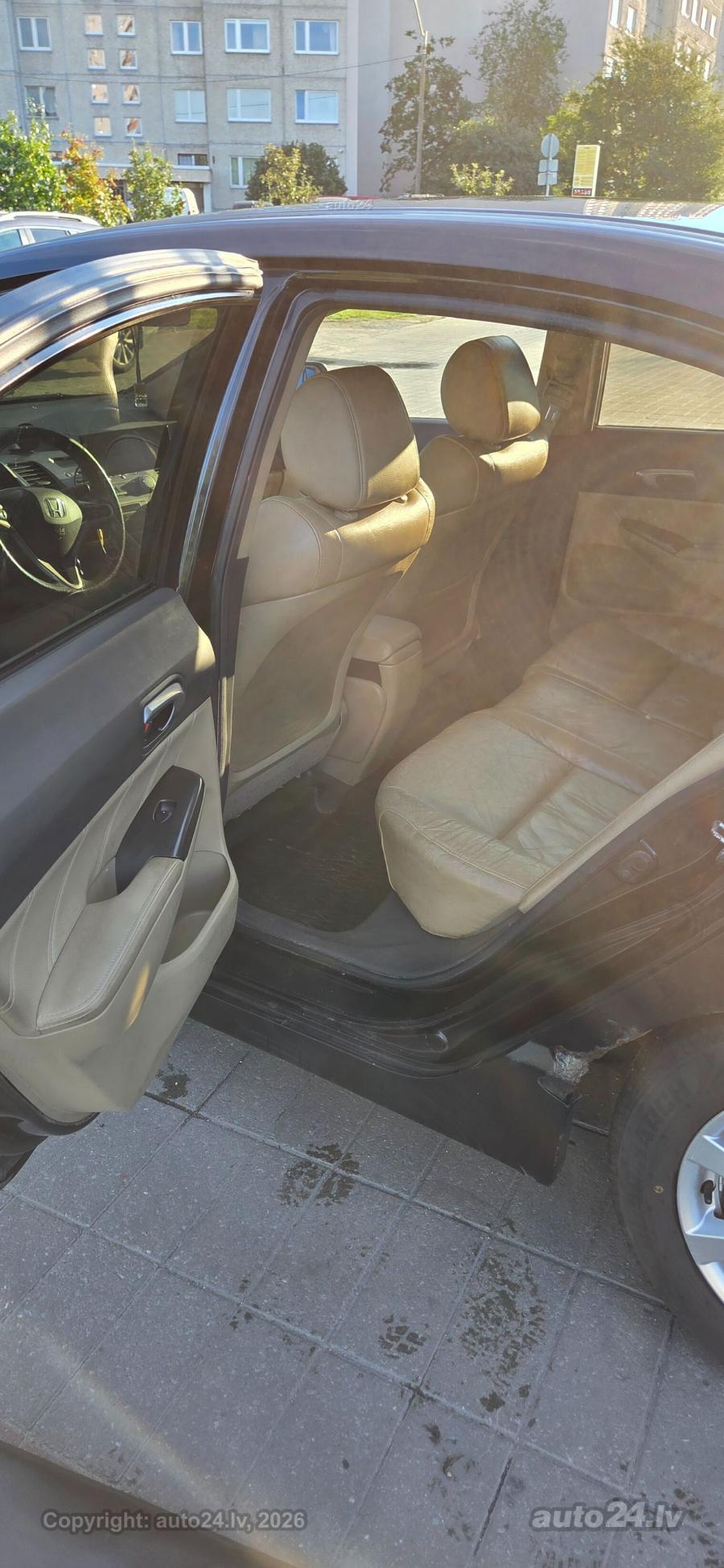 Melns Honda Civic 2008 Tallina, ar dzinēja tilpumu 1.30 L un nobraukumu 215 tūkst. km par 2389 €, foto 13 vietnē AUTOMOTO.COM.LV