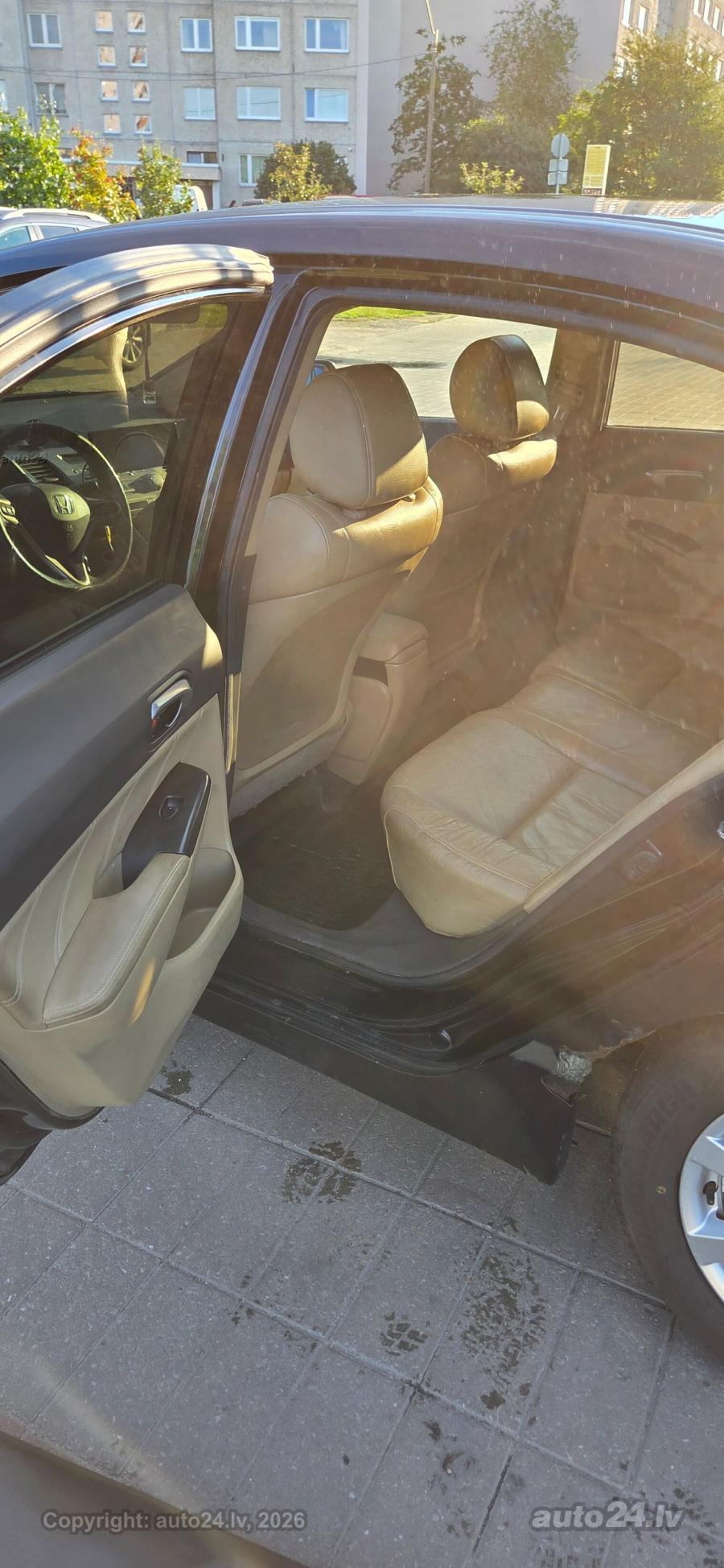 Melns Honda Civic 2008 Tallina, ar dzinēja tilpumu 1.30 L un nobraukumu 215 tūkst. km par 2389 €, foto 20 vietnē AUTOMOTO.COM.LV