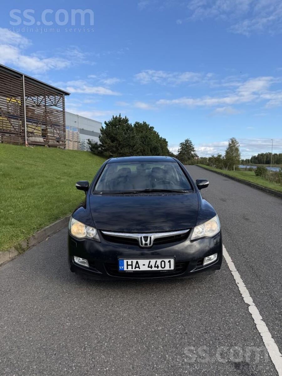 Black Honda Civic 2008 in Riga, with an engine capacity of 1.80 L and mileage of 195 thousand km for 1900 €, photo 1 on AUTOMOTO.COM.LV
