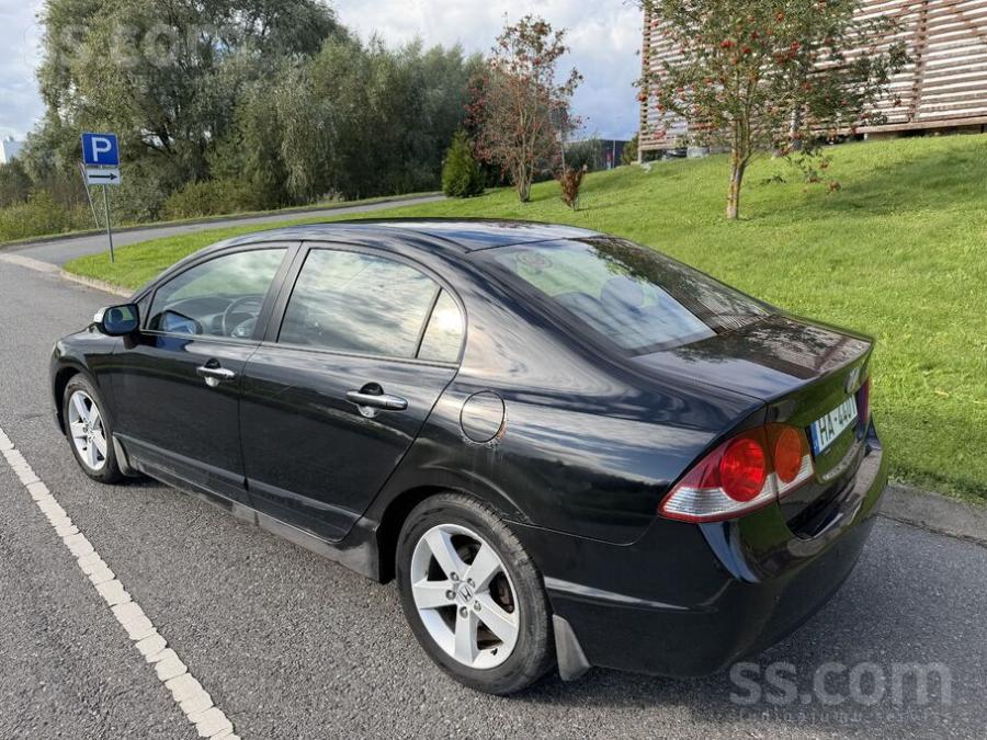 Black Honda Civic 2008 in Riga, with an engine capacity of 1.80 L and mileage of 195 thousand km for 1900 €, photo 4 on AUTOMOTO.COM.LV