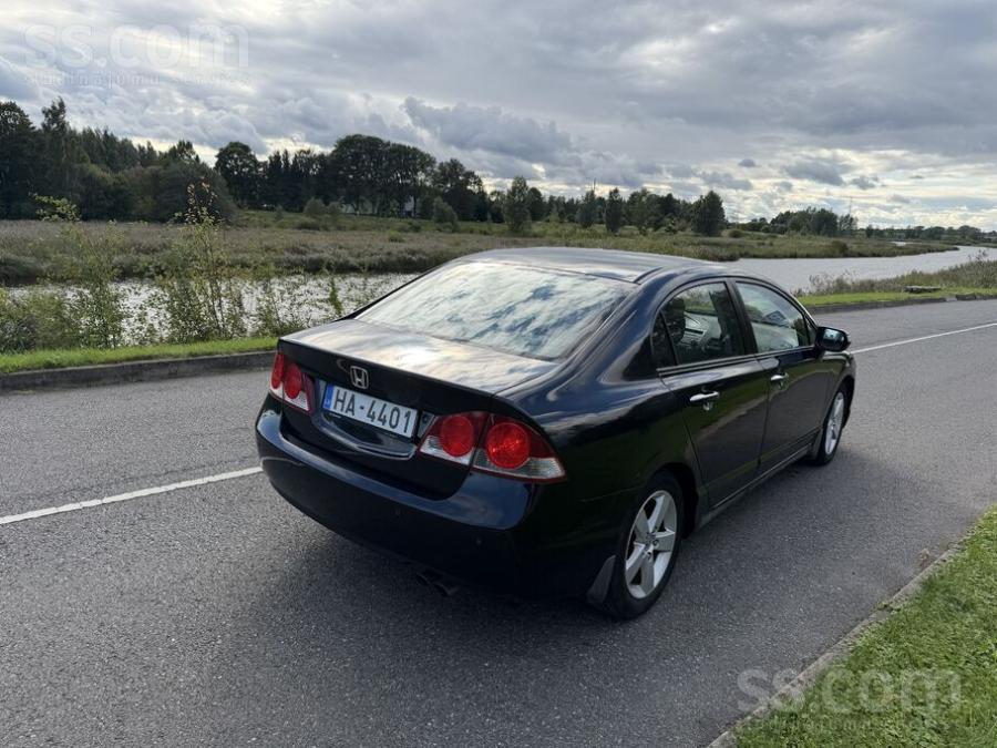 Black Honda Civic 2008 in Riga, with an engine capacity of 1.80 L and mileage of 195 thousand km for 1900 €, photo 6 on AUTOMOTO.COM.LV
