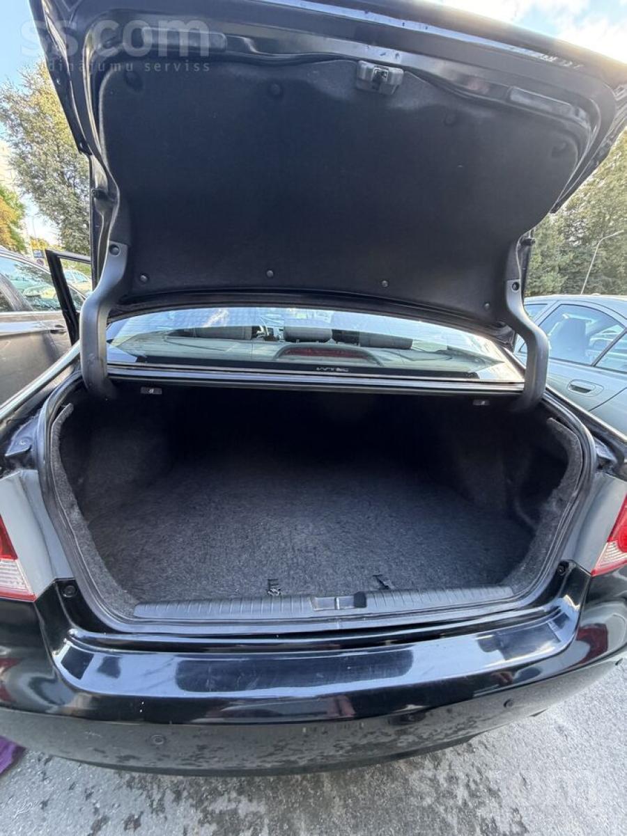 Black Honda Civic 2008 in Riga, with an engine capacity of 1.80 L and mileage of 195 thousand km for 1900 €, photo 8 on AUTOMOTO.COM.LV