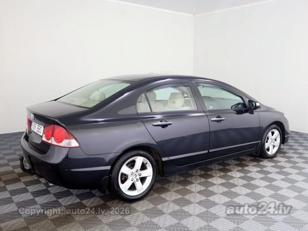 Black Honda Civic 2009 in Tallinn, with an engine capacity of 1.80 L and mileage of 111 thousand km for 3499 €, photo 3 on AUTOMOTO.COM.LV
