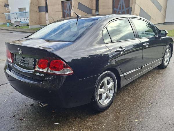 Melns Honda Civic 2009 Ukmergė, ar dzinēja tilpumu 1.30 L un nobraukumu 219 tūkst. km par 3250 €, foto 5 vietnē AUTOMOTO.COM.LV