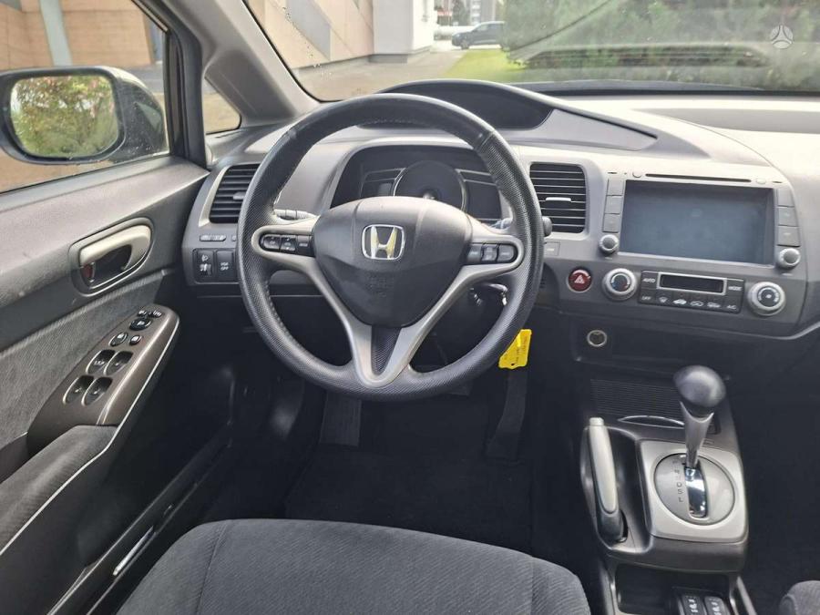 Black Honda Civic 2009 in Ukmerge, with an engine capacity of 1.30 L and mileage of 219 thousand km for 3250 €, photo 7 on AUTOMOTO.COM.LV