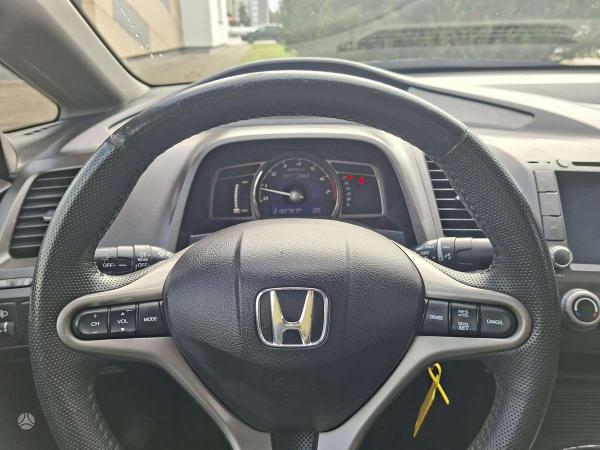 Black Honda Civic 2009 in Ukmerge, with an engine capacity of 1.30 L and mileage of 219 thousand km for 3250 €, photo 8 on AUTOMOTO.COM.LV
