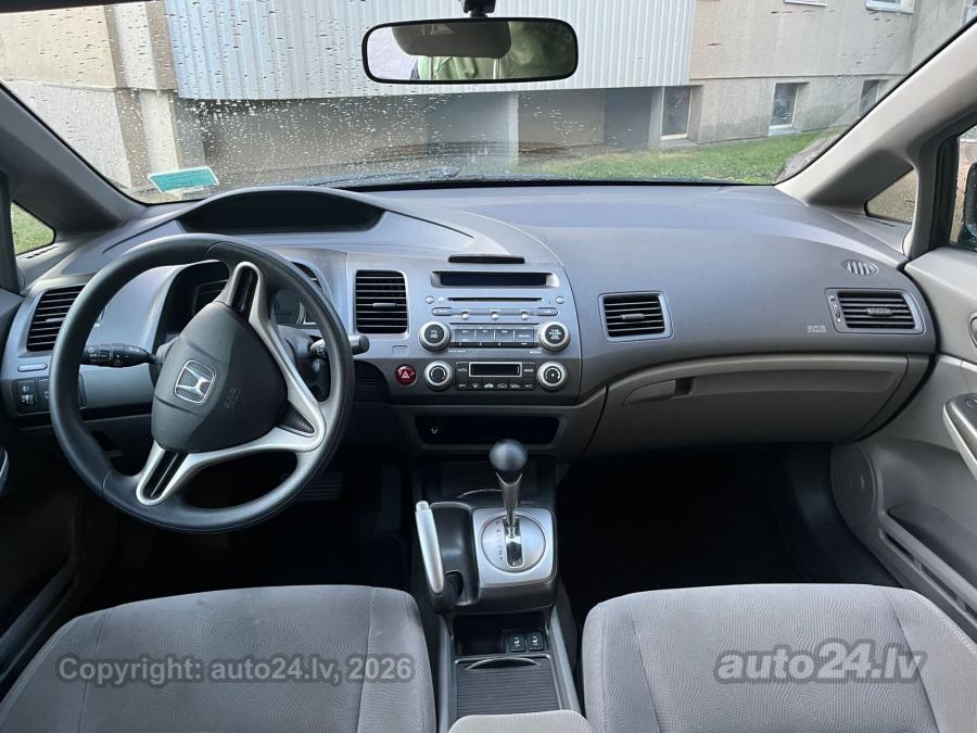 Black Honda Civic 2010 in Tallinn, with an engine capacity of 1.80 L and mileage of 207 thousand km for 4200 €, photo 4 on AUTOMOTO.COM.LV