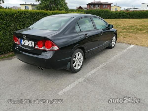 Black Honda Civic 2010 in Tallinn, with an engine capacity of 1.80 L and mileage of 207 thousand km for 4200 €, photo 5 on AUTOMOTO.COM.LV