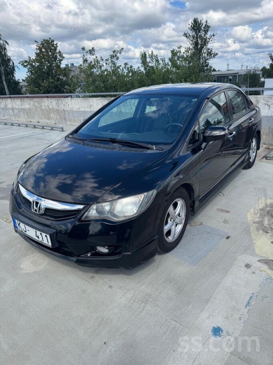Black Honda Civic 2011 in Riga, with an engine capacity of 1.30 L and mileage of 280 thousand km for 2800 €, photo 1 on AUTOMOTO.COM.LV