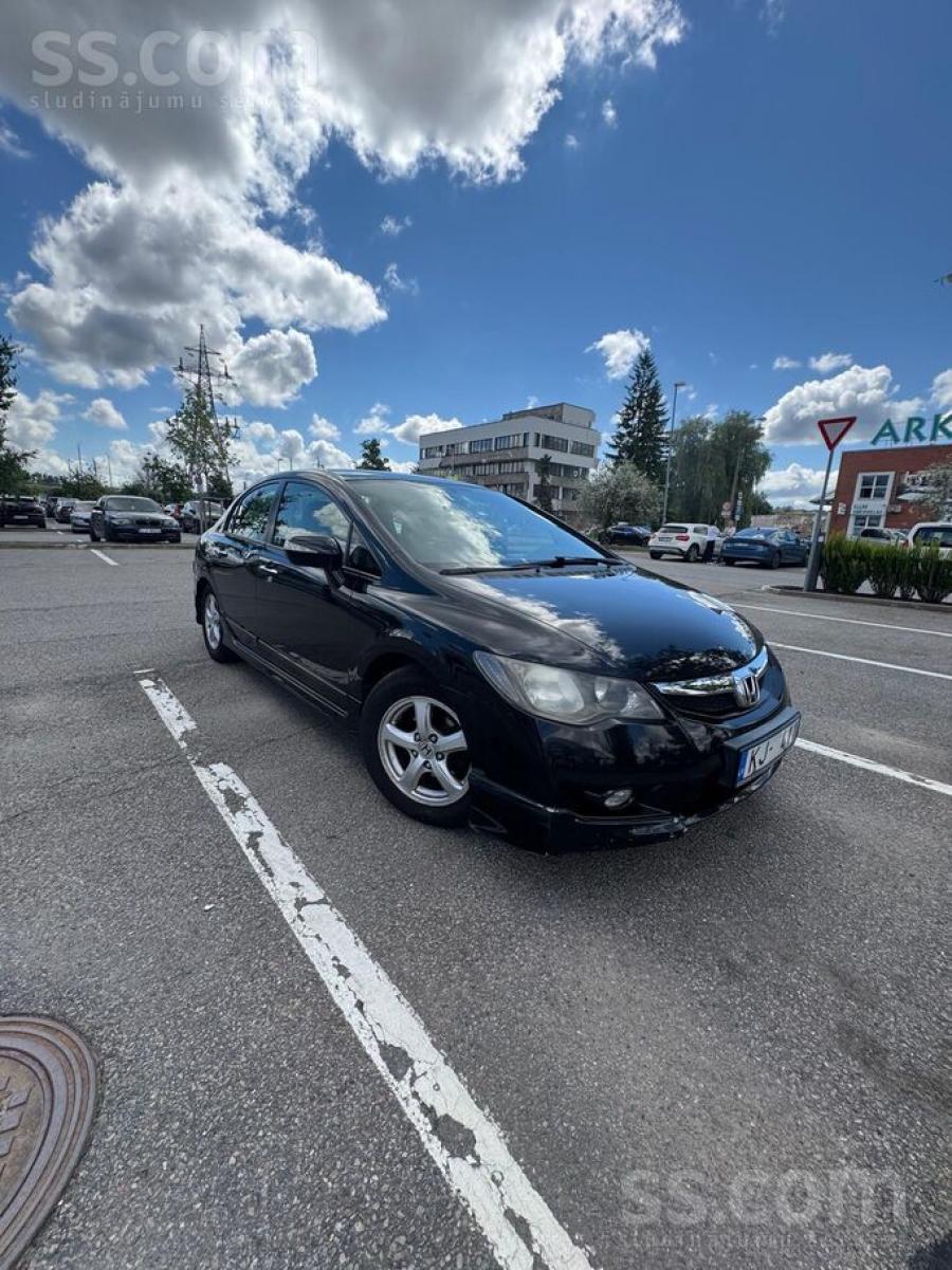 Black Honda Civic 2011 in Riga, with an engine capacity of 1.30 L and mileage of 280 thousand km for 2800 €, photo 3 on AUTOMOTO.COM.LV