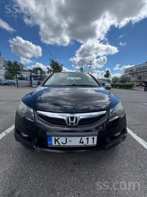 Black Honda Civic 2011 in Riga, with an engine capacity of 1.30 L and mileage of 280 thousand km for 2800 €, photo 4 on AUTOMOTO.COM.LV