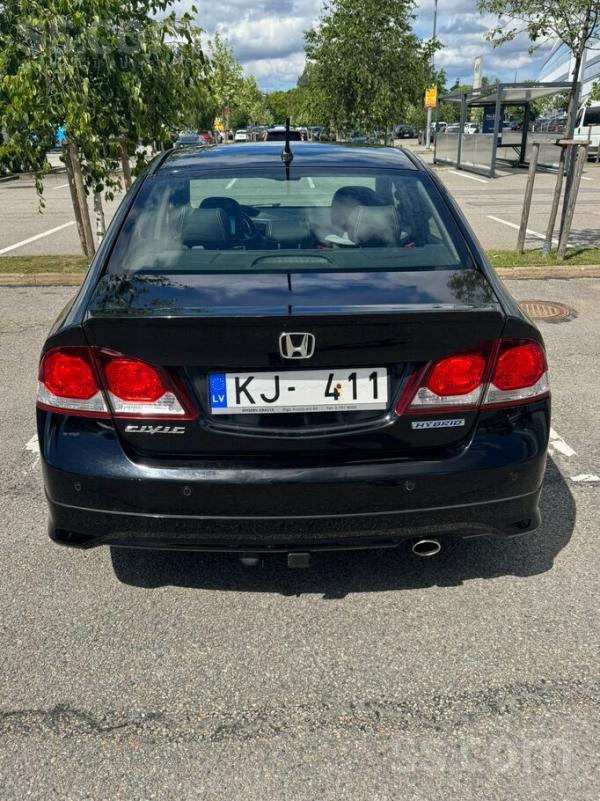 Black Honda Civic 2011 in Riga, with an engine capacity of 1.30 L and mileage of 280 thousand km for 2800 €, photo 4 on AUTOMOTO.COM.LV