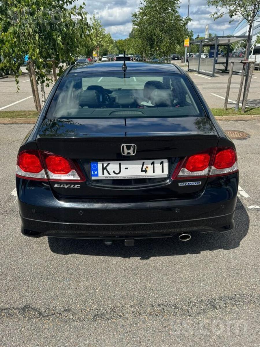 Black Honda Civic 2011 in Riga, with an engine capacity of 1.30 L and mileage of 280 thousand km for 2800 €, photo 5 on AUTOMOTO.COM.LV