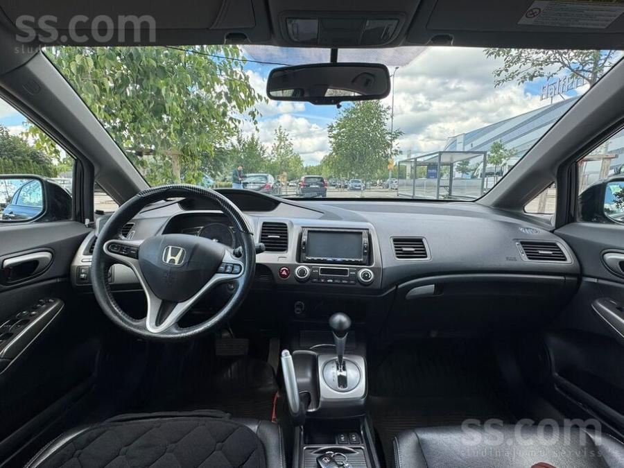 Black Honda Civic 2011 in Riga, with an engine capacity of 1.30 L and mileage of 280 thousand km for 2800 €, photo 7 on AUTOMOTO.COM.LV