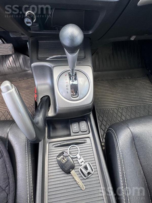 Black Honda Civic 2011 in Riga, with an engine capacity of 1.30 L and mileage of 280 thousand km for 2800 €, photo 7 on AUTOMOTO.COM.LV