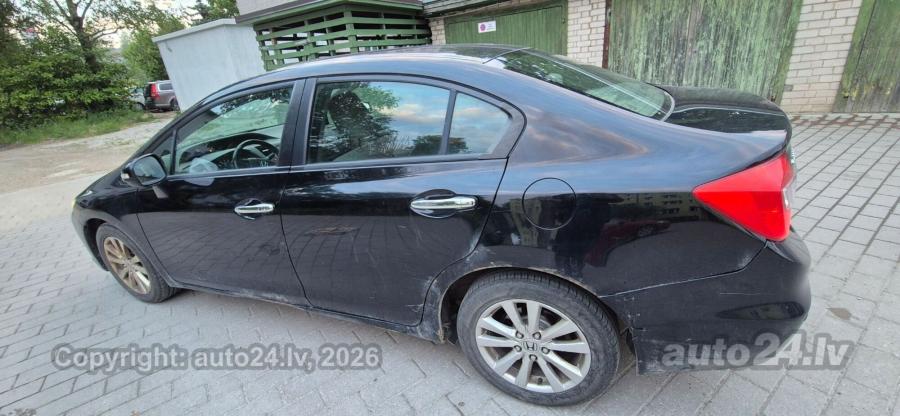 Melns Honda Civic 2013 Tallina, ar dzinēja tilpumu 1.80 L un nobraukumu 157 tūkst. km par 5000 €, foto 7 vietnē AUTOMOTO.COM.LV