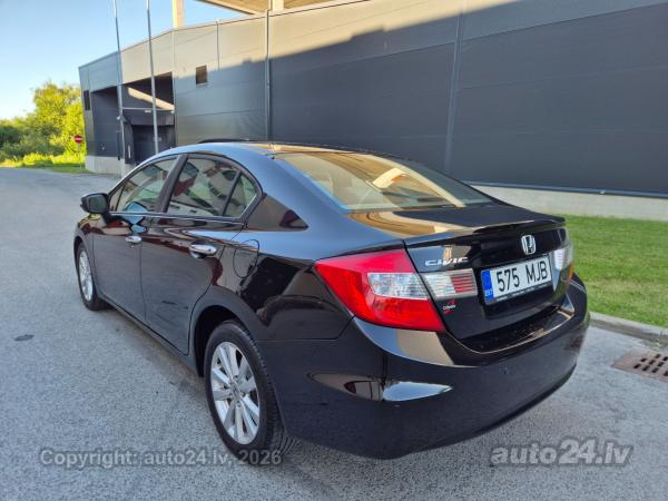 Melns Honda Civic 2013 Tallina, ar dzinēja tilpumu 1.80 L un nobraukumu 155 tūkst. km par 7300 €, foto 4 vietnē AUTOMOTO.COM.LV