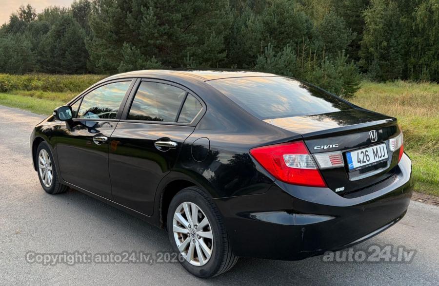 Black Honda Civic 2014 in Tallinn, with an engine capacity of 1.80 L and mileage of 246 thousand km for 6400 €, photo 4 on AUTOMOTO.COM.LV