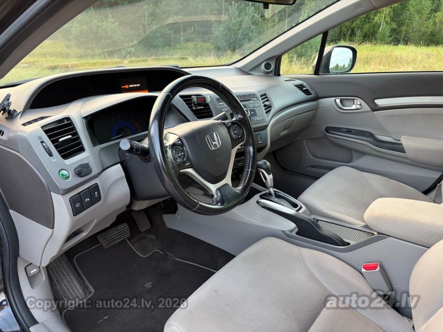 Black Honda Civic 2014 in Tallinn, with an engine capacity of 1.80 L and mileage of 246 thousand km for 6400 €, photo 7 on AUTOMOTO.COM.LV