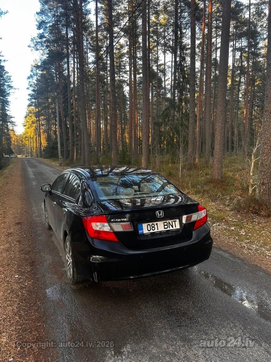 Melns Honda Civic 2015 Tallina, ar dzinēja tilpumu 1.80 L un nobraukumu 127 tūkst. km par 10000 €, foto 4 vietnē AUTOMOTO.COM.LV