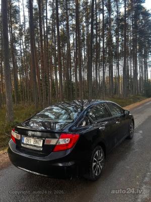 Melns Honda Civic 2015 Tallina, ar dzinēja tilpumu 1.80 L un nobraukumu 127 tūkst. km par 10000 €, foto 3 vietnē AUTOMOTO.COM.LV