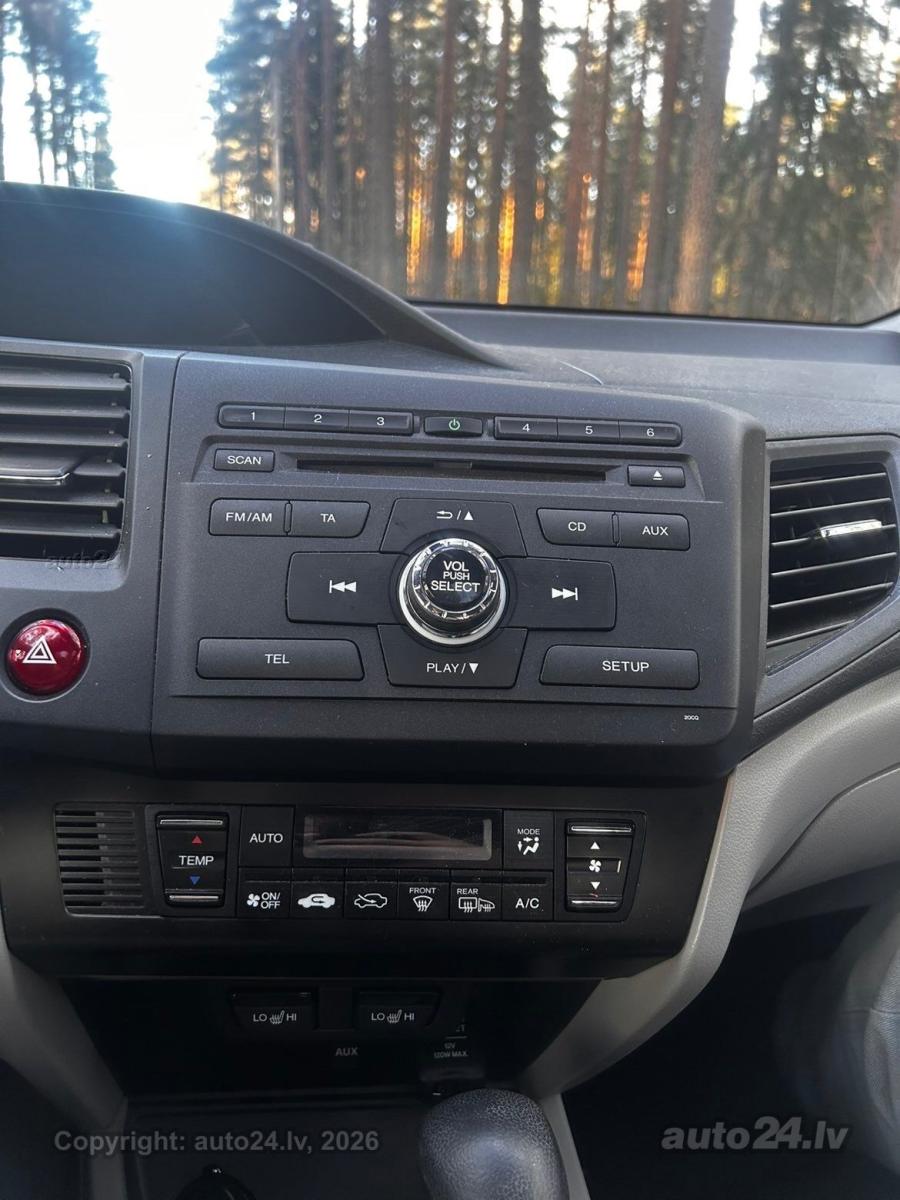 Melns Honda Civic 2015 Tallina, ar dzinēja tilpumu 1.80 L un nobraukumu 127 tūkst. km par 10000 €, foto 7 vietnē AUTOMOTO.COM.LV