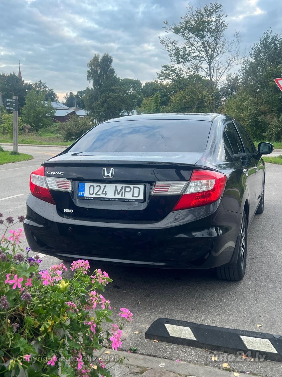 Melns Honda Civic 2015 Tallina, ar dzinēja tilpumu 1.80 L un nobraukumu 251 tūkst. km par 6600 €, foto 5 vietnē AUTOMOTO.COM.LV