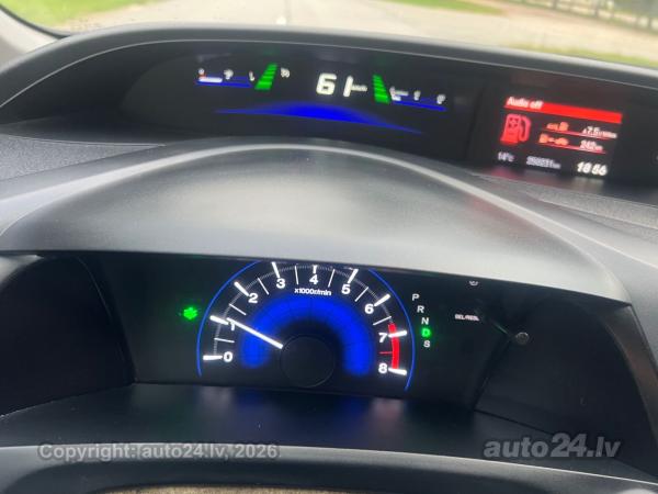Black Honda Civic 2015 in Tallinn, with an engine capacity of 1.80 L and mileage of 251 thousand km for 6600 €, photo 8 on AUTOMOTO.COM.LV