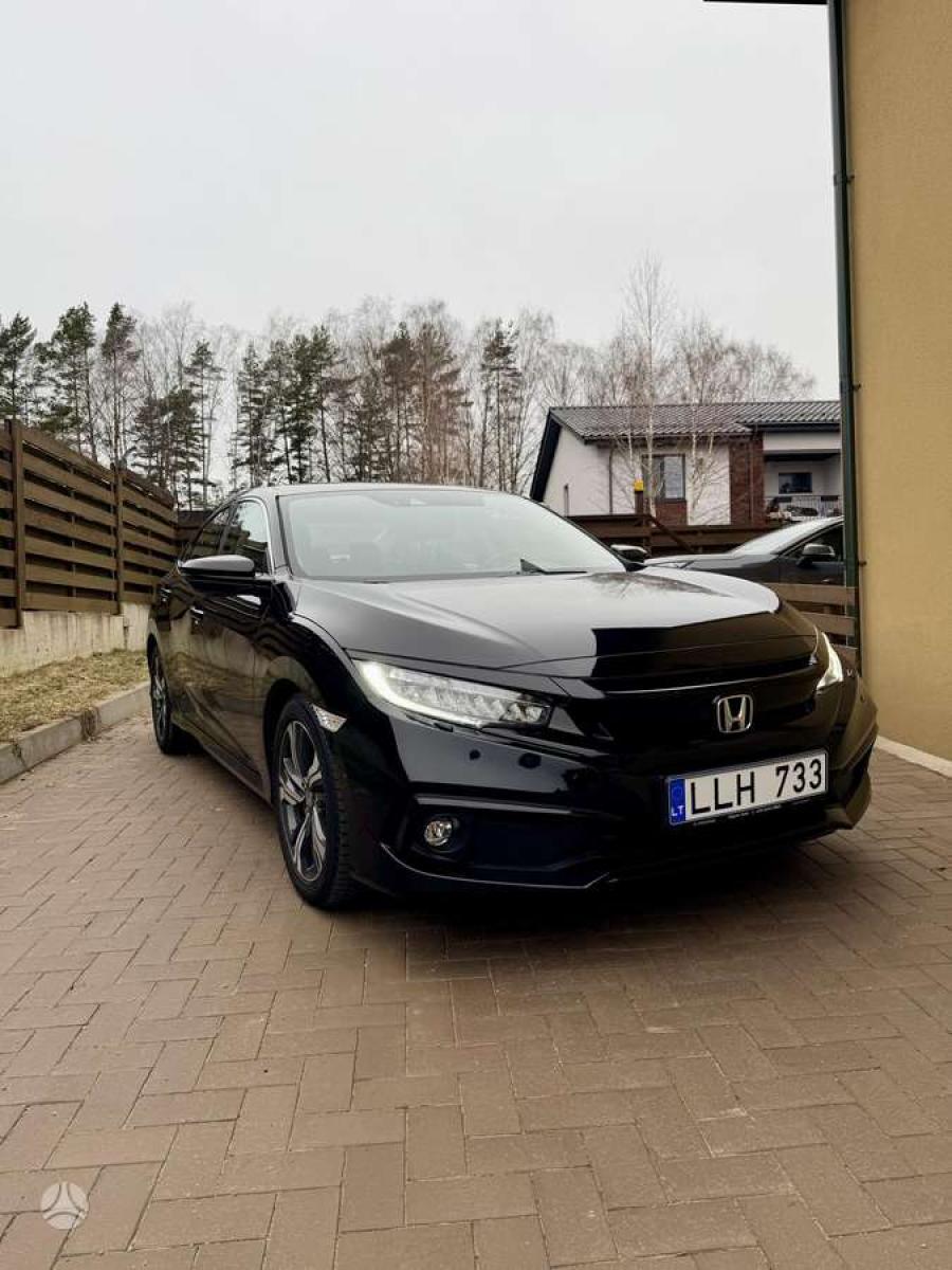 Black Honda Civic 2020 in Vilnius, with an engine capacity of 1.50 L and mileage of 64 thousand km for 16200 €, photo 2 on AUTOMOTO.COM.LV