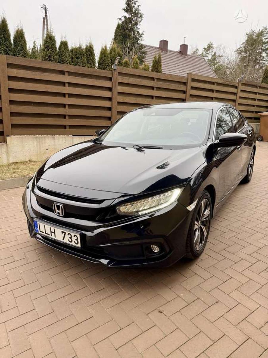 Black Honda Civic 2020 in Vilnius, with an engine capacity of 1.50 L and mileage of 64 thousand km for 16200 €, photo 3 on AUTOMOTO.COM.LV