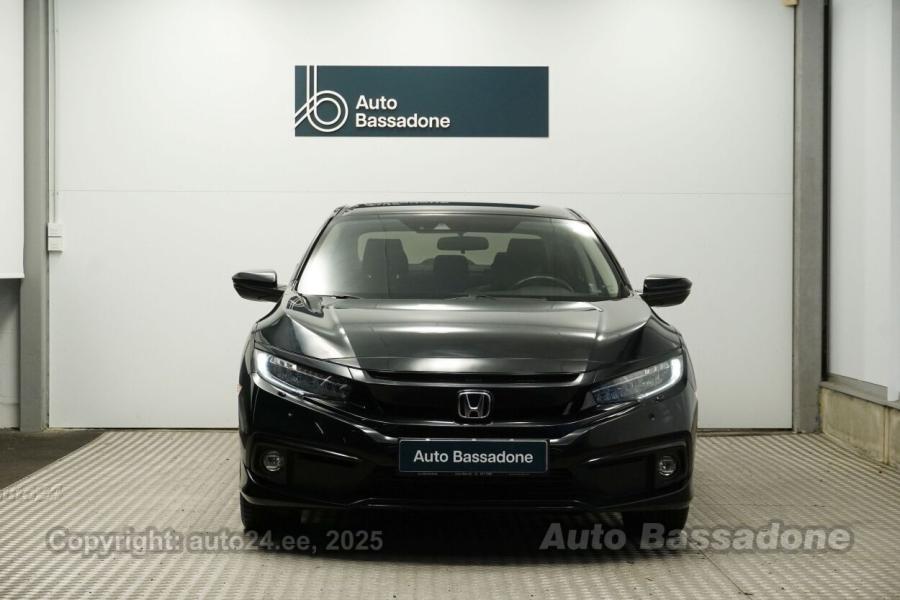 Black Honda Civic 2021 in Tallinn, with an engine capacity of 1.50 L and mileage of 63 thousand km for 16900 €, photo 3 on AUTOMOTO.COM.LV