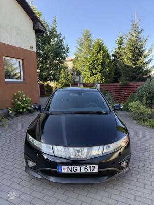 Black Honda Civic 2008 in Vilnius, with an engine capacity of 2.00 L and mileage of 379 thousand km for 1700 €, photo 3 on AUTOMOTO.COM.LV