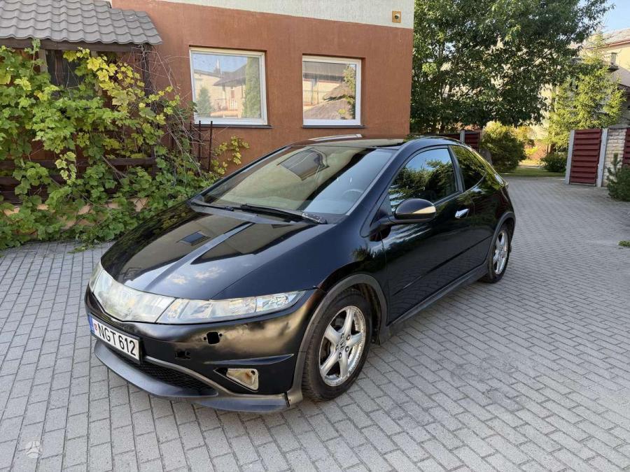 Black Honda Civic 2008 in Vilnius, with an engine capacity of 2.00 L and mileage of 379 thousand km for 1700 €, photo 4 on AUTOMOTO.COM.LV