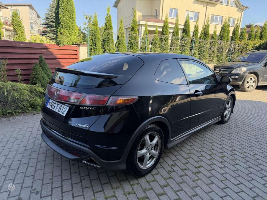 Black Honda Civic 2008 in Vilnius, with an engine capacity of 2.00 L and mileage of 379 thousand km for 1700 €, photo 6 on AUTOMOTO.COM.LV