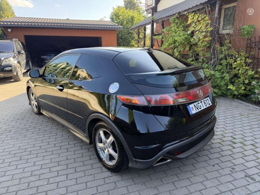Black Honda Civic 2008 in Vilnius, with an engine capacity of 2.00 L and mileage of 379 thousand km for 1700 €, photo 8 on AUTOMOTO.COM.LV