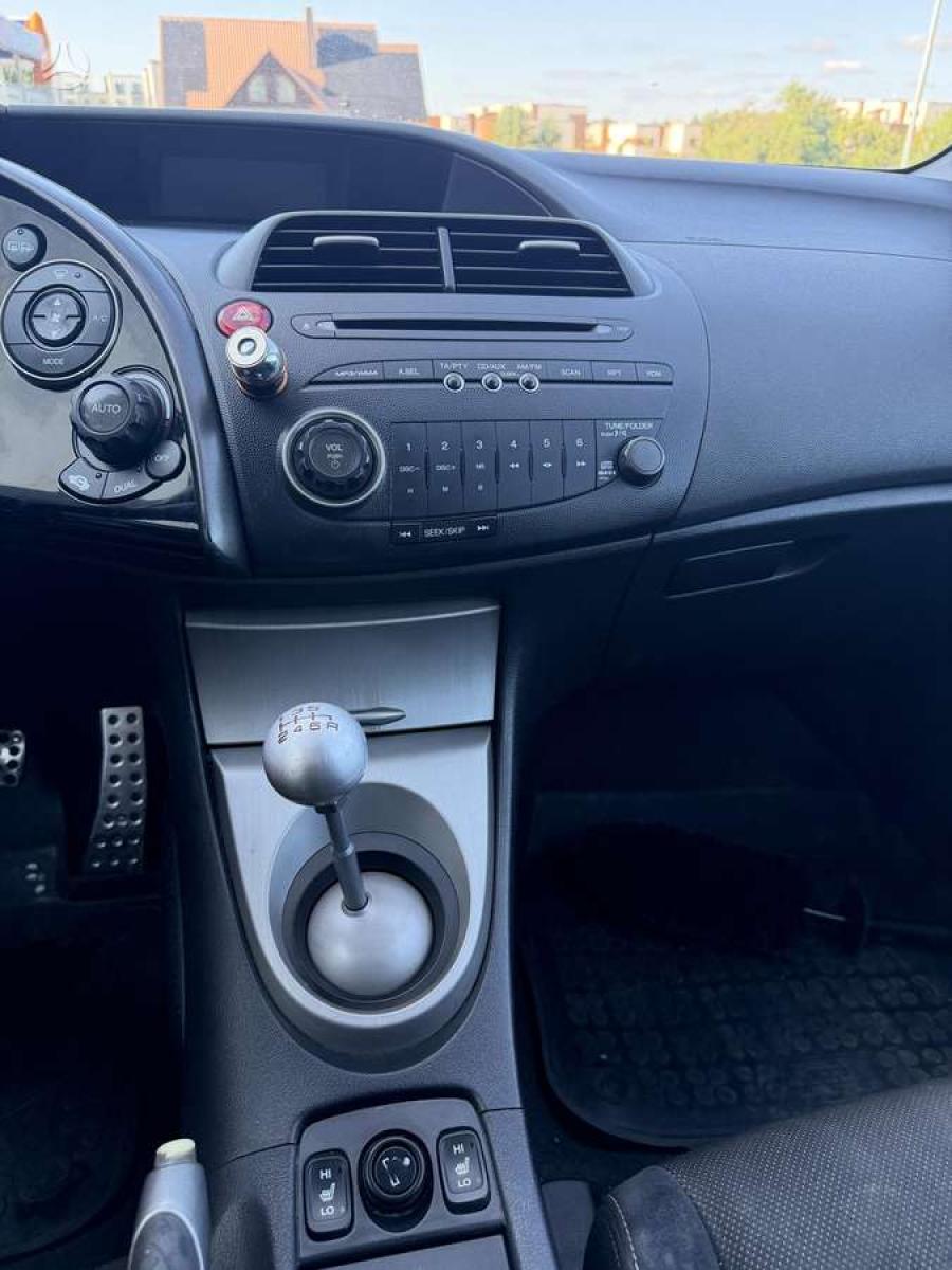 Black Honda Civic 2008 in Vilnius, with an engine capacity of 2.00 L and mileage of 379 thousand km for 1700 €, photo 10 on AUTOMOTO.COM.LV