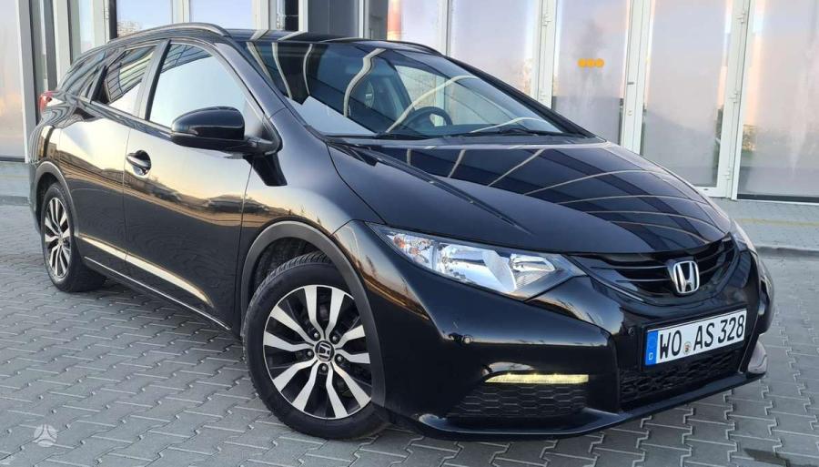 Black Honda Civic 2014 in Vilnius, with an engine capacity of 1.60 L and mileage of 279 thousand km for 6250 €, photo 1 on AUTOMOTO.COM.LV