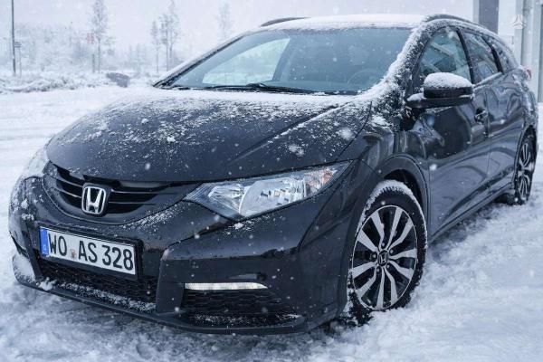 Black Honda Civic 2014 in Vilnius, with an engine capacity of 1.60 L and mileage of 279 thousand km for 6250 €, photo 3 on AUTOMOTO.COM.LV