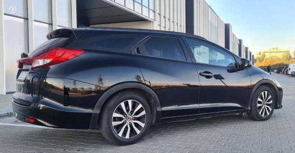 Black Honda Civic 2014 in Vilnius, with an engine capacity of 1.60 L and mileage of 279 thousand km for 6250 €, photo 5 on AUTOMOTO.COM.LV