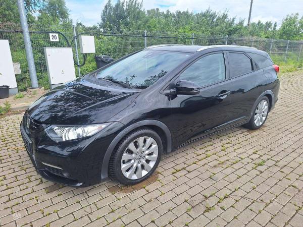 Black Honda Civic 2014 in Marijampole, with an engine capacity of 1.60 L and mileage of 265 thousand km for 5300 €, photo 7 on AUTOMOTO.COM.LV