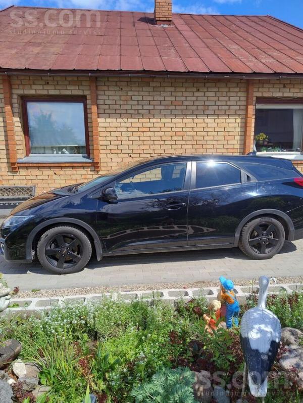 Black Honda Civic 2016 in Kraslava, with an engine capacity of 1.60 L and mileage of 180 thousand km for 6400 €, photo 3 on AUTOMOTO.COM.LV